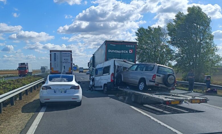 Most történt: kamionba rohant bele egy autót szállító jármű az M5-ösön, hét embert szabadítanak ...